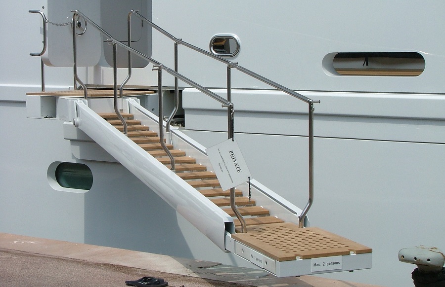 Accommodatie / Boarding Ladders | Cramm Yachting Systems